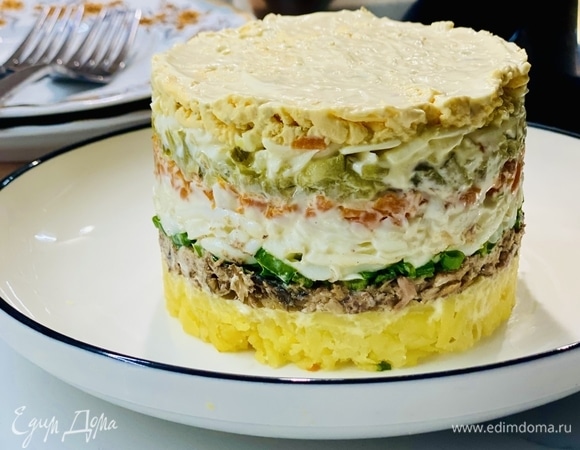 Слоеный салат со шпротами — Пошаговый рецепт приготовления с фото 2025 ...