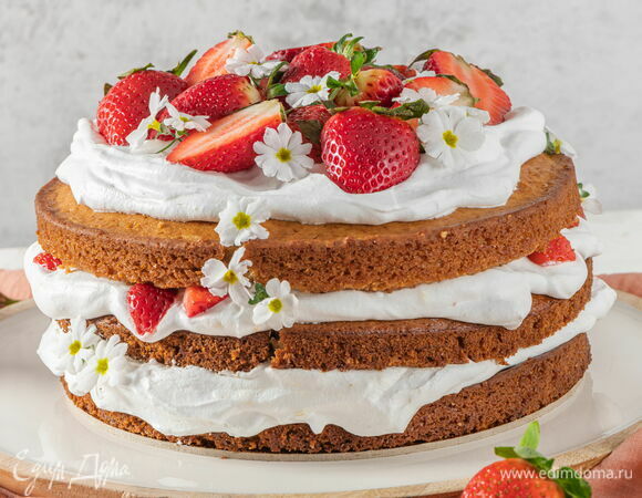 Бисквитный торт с клубникой и сметанным кремом — Пошаговый рецепт ...